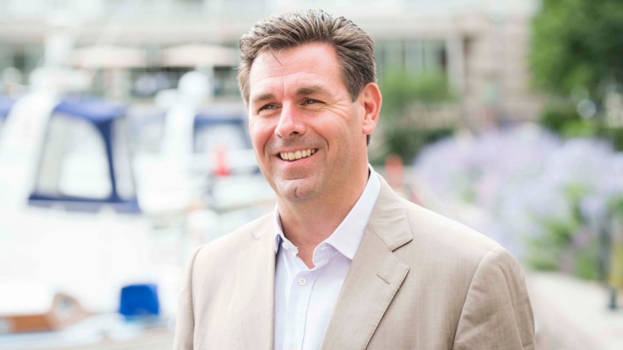 Only a third of UK employees trust their CEO Says New Survey - Business ...